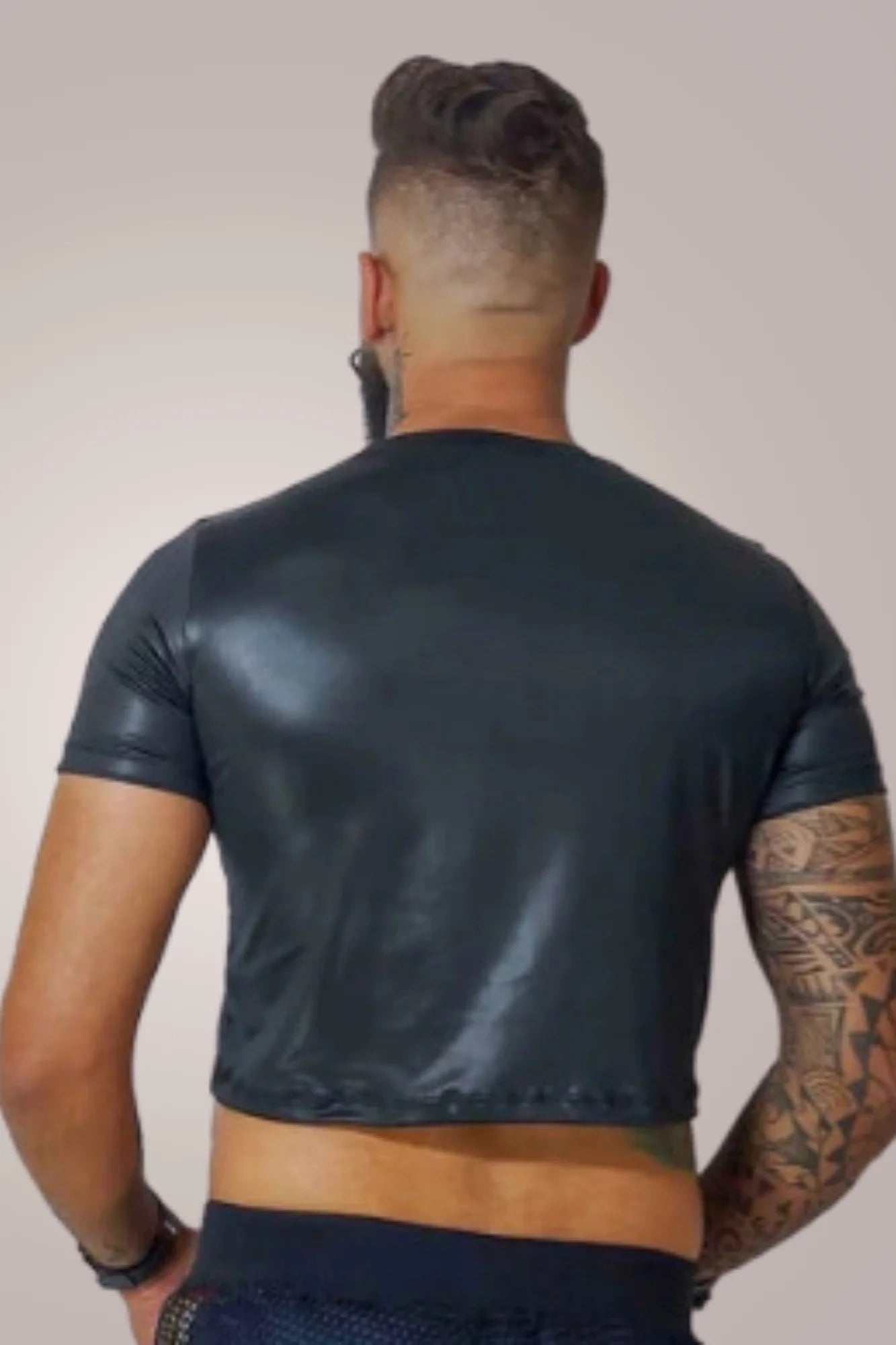 Tendência em Alta: Entenda o que É o Cropped Masculino? Como usar em 2